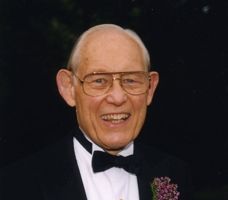 Robert Lincoln McNeil, Jr. (1915 - 2010) - Genealogy